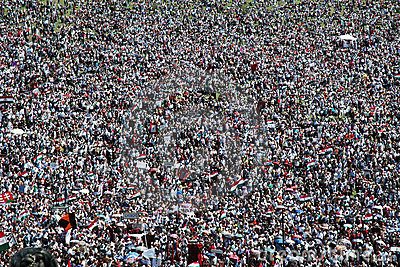 O QUE MOVE A MULTIDÃO DE PEREGRINOS - Paulo Delgado